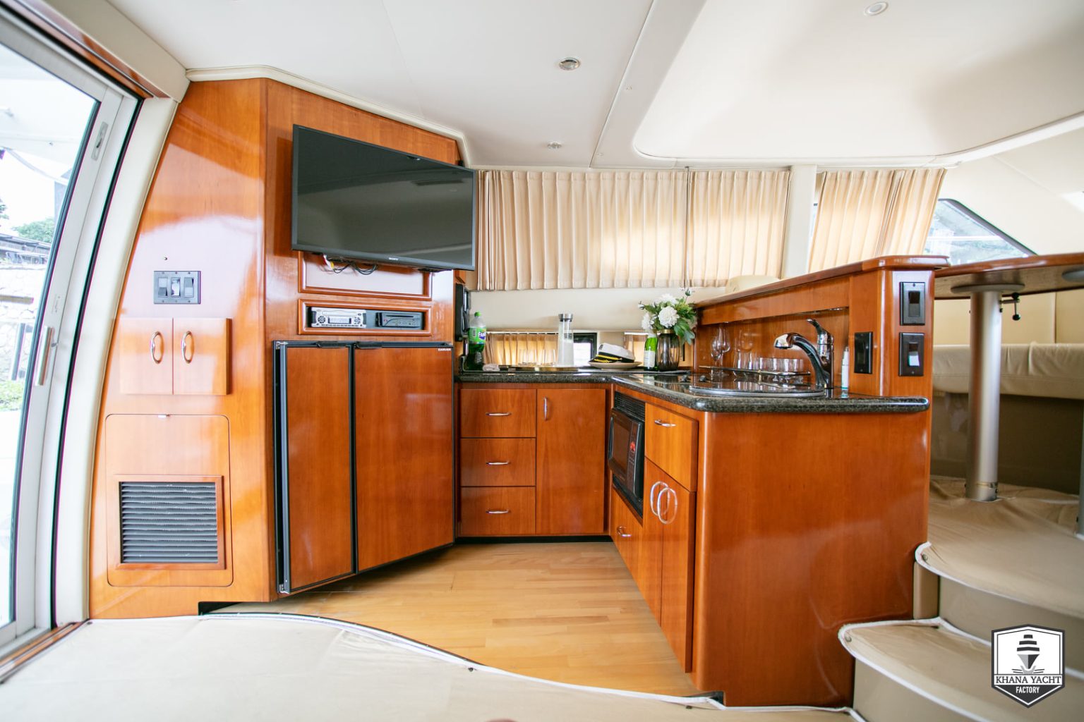 2004 CARVER 360 SPORT SEDAN - Khana Marine